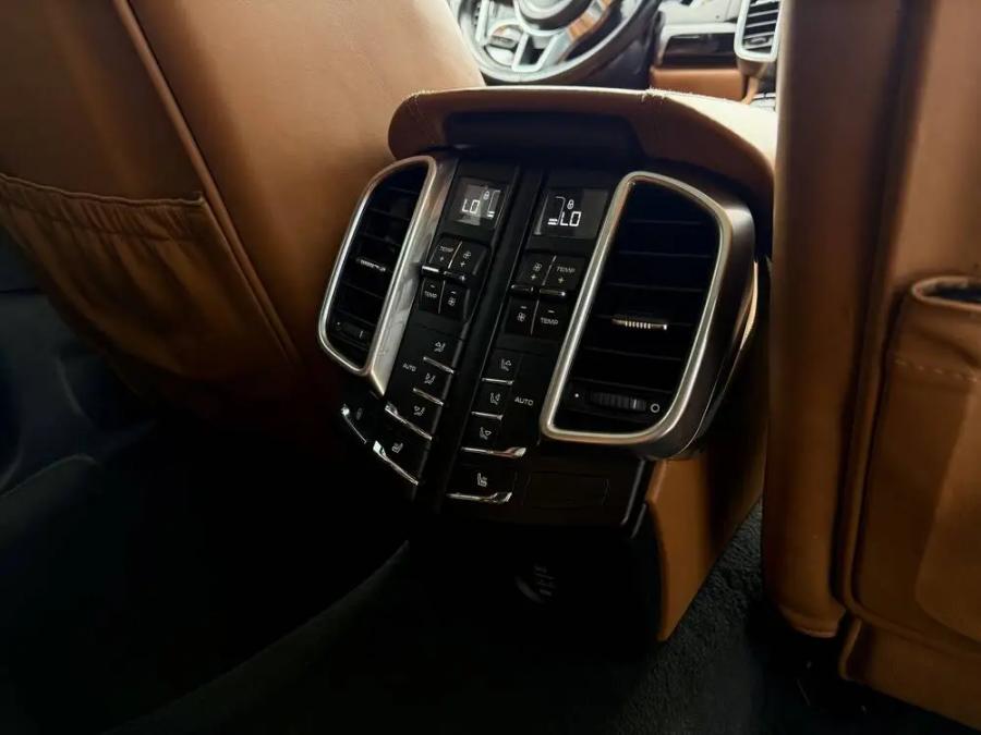 Melns Porsche Cayenne 2014 Rēzekne, ar dzinēja tilpumu 4.20 L un nobraukumu 227 tūkst. km par 26990 €, foto 18 vietnē AUTOMOTO.COM.LV