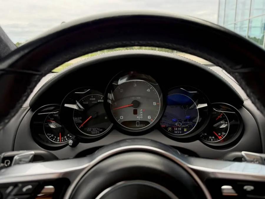 Melns Porsche Cayenne 2014 Rēzekne, ar dzinēja tilpumu 4.20 L un nobraukumu 227 tūkst. km par 26990 €, foto 32 vietnē AUTOMOTO.COM.LV