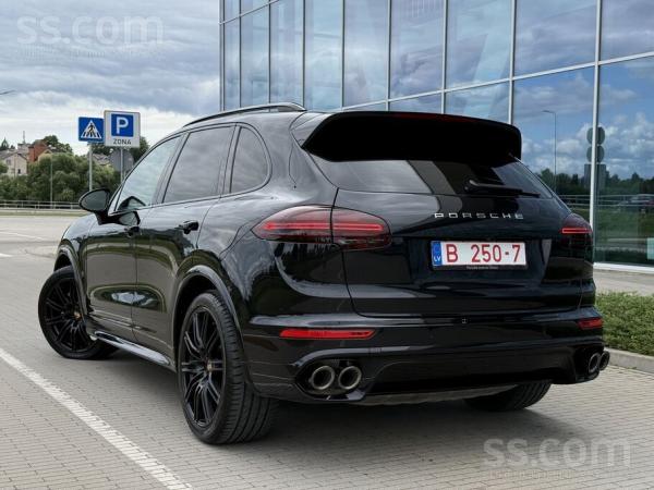 Black Porsche Cayenne 2014 in Rezekne, with an engine capacity of 4.20 L and mileage of 227 thousand km for 26990 €, photo 4 on AUTOMOTO.COM.LV