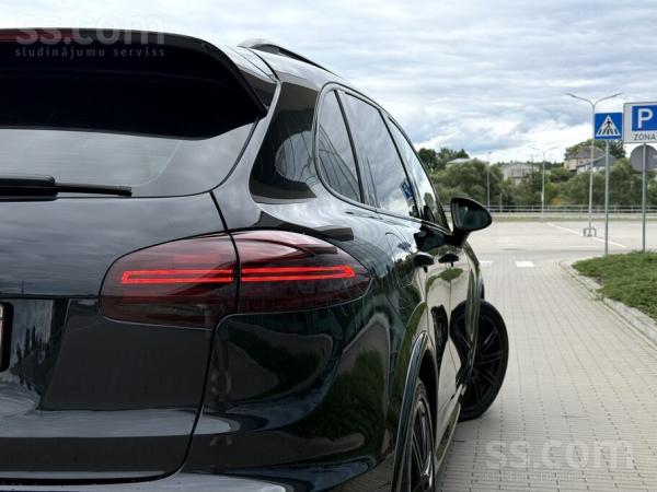 Black Porsche Cayenne 2014 in Rezekne, with an engine capacity of 4.20 L and mileage of 227 thousand km for 26990 €, photo 8 on AUTOMOTO.COM.LV
