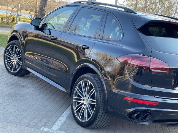 Black Porsche Cayenne 2014 in Jurmala, with an engine capacity of 4.13 L and mileage of 171 thousand km for 25600 €, photo 6 on AUTOMOTO.COM.LV