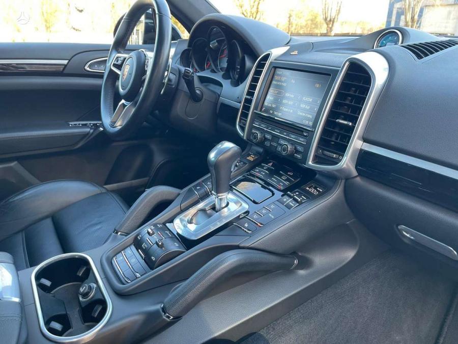 Melns Porsche Cayenne 2014 Jūrmala, ar dzinēja tilpumu 4.13 L un nobraukumu 171 tūkst. km par 25600 €, foto 25 vietnē AUTOMOTO.COM.LV