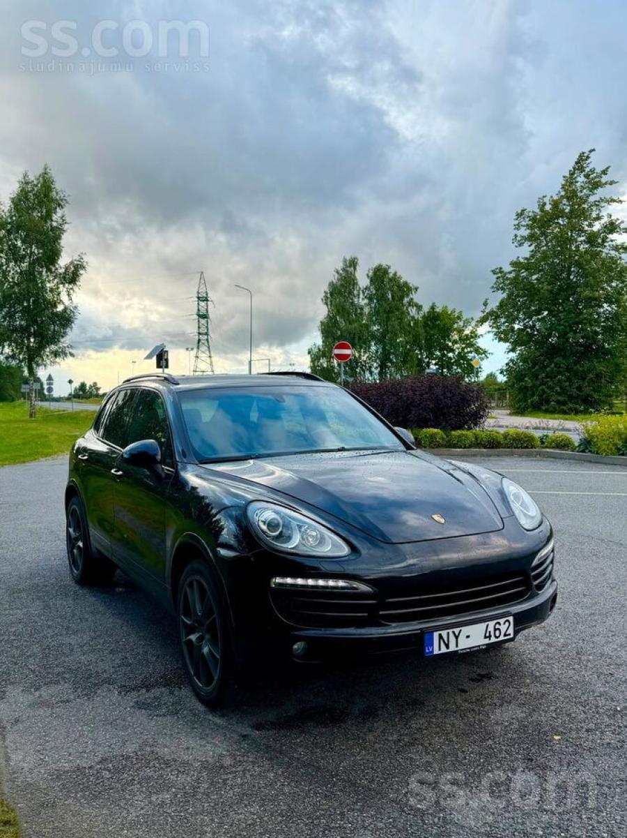 Black Porsche Cayenne 2014 in Riga, with an engine capacity of 3.00 L and mileage of 354 thousand km for 16300 €, photo 1 on AUTOMOTO.COM.LV