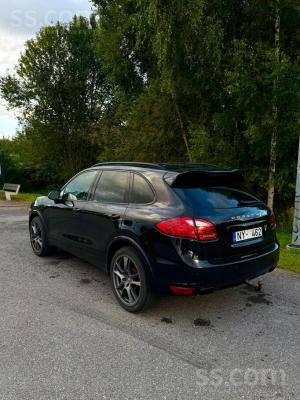 Black Porsche Cayenne 2014 in Riga, with an engine capacity of 3.00 L and mileage of 354 thousand km for 16300 €, photo 3 on AUTOMOTO.COM.LV