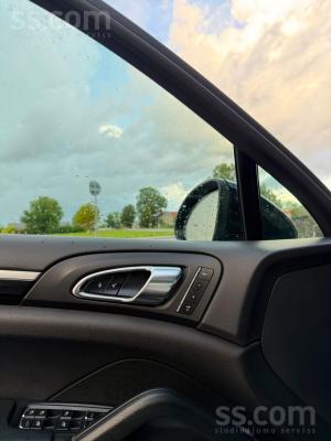 Black Porsche Cayenne 2014 in Riga, with an engine capacity of 3.00 L and mileage of 354 thousand km for 16300 €, photo 5 on AUTOMOTO.COM.LV