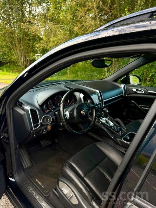 Black Porsche Cayenne 2014 in Riga, with an engine capacity of 3.00 L and mileage of 354 thousand km for 16300 €, photo 6 on AUTOMOTO.COM.LV