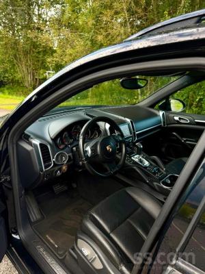 Black Porsche Cayenne 2014 in Riga, with an engine capacity of 3.00 L and mileage of 354 thousand km for 16300 €, photo 7 on AUTOMOTO.COM.LV