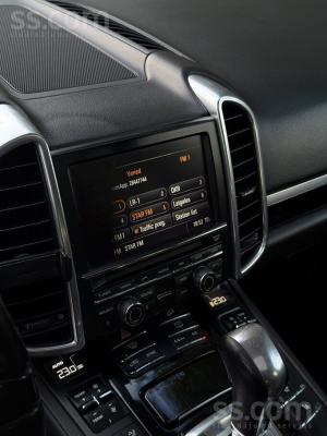 Black Porsche Cayenne 2014 in Riga, with an engine capacity of 3.00 L and mileage of 354 thousand km for 16300 €, photo 9 on AUTOMOTO.COM.LV