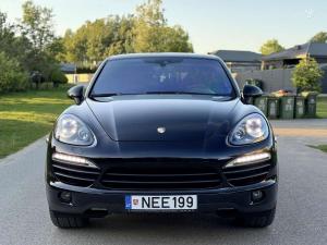Black Porsche Cayenne 2014 in Kaunas, with an engine capacity of 4.13 L and mileage of 254 thousand km for 21900 €, photo 3 on AUTOMOTO.COM.LV