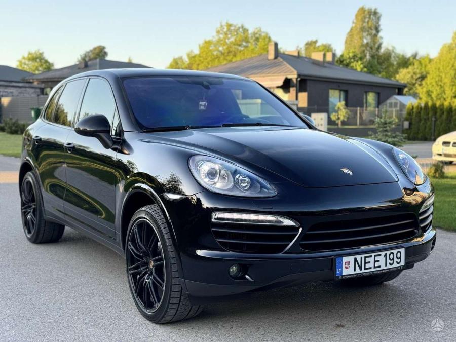Black Porsche Cayenne 2014 in Kaunas, with an engine capacity of 4.13 L and mileage of 254 thousand km for 21900 €, photo 4 on AUTOMOTO.COM.LV