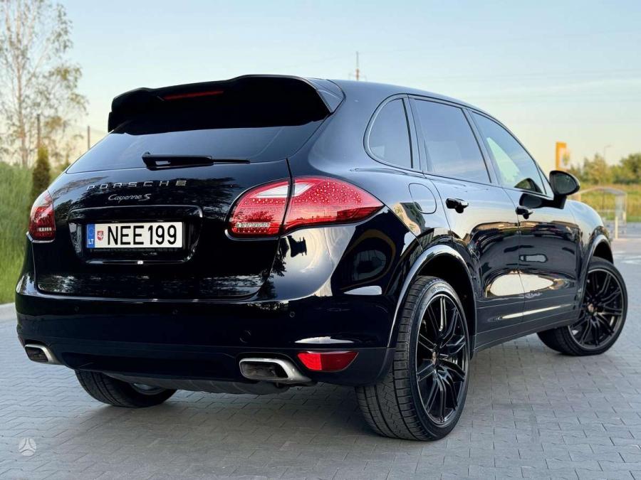 Black Porsche Cayenne 2014 in Kaunas, with an engine capacity of 4.13 L and mileage of 254 thousand km for 21900 €, photo 12 on AUTOMOTO.COM.LV