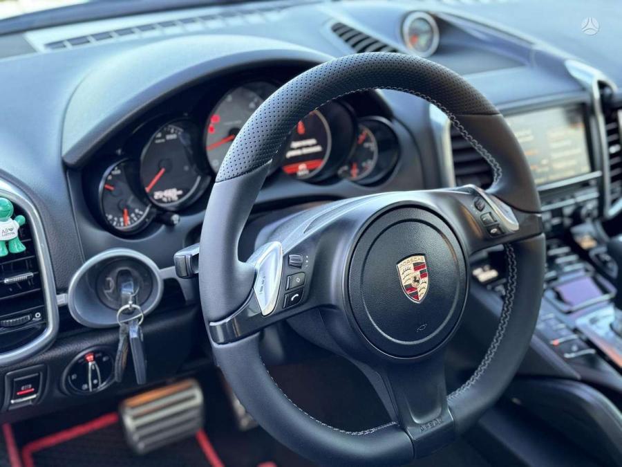 Black Porsche Cayenne 2014 in Kaunas, with an engine capacity of 4.13 L and mileage of 254 thousand km for 21900 €, photo 17 on AUTOMOTO.COM.LV