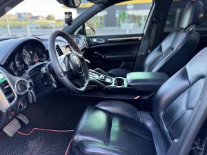 Black Porsche Cayenne 2014 in Kaunas, with an engine capacity of 4.13 L and mileage of 254 thousand km for 21900 €, photo 18 on AUTOMOTO.COM.LV