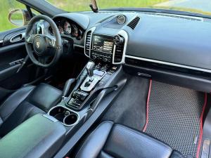 Black Porsche Cayenne 2014 in Kaunas, with an engine capacity of 4.13 L and mileage of 254 thousand km for 21900 €, photo 19 on AUTOMOTO.COM.LV