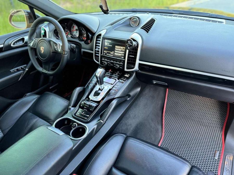 Black Porsche Cayenne 2014 in Kaunas, with an engine capacity of 4.13 L and mileage of 254 thousand km for 21900 €, photo 19 on AUTOMOTO.COM.LV