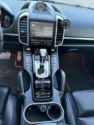 Black Porsche Cayenne 2014 in Kaunas, with an engine capacity of 4.13 L and mileage of 254 thousand km for 21900 €, photo 20 on AUTOMOTO.COM.LV