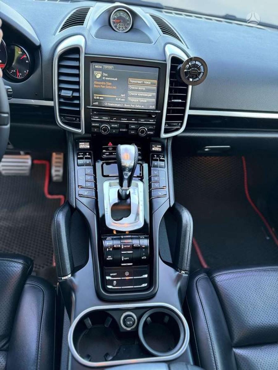Black Porsche Cayenne 2014 in Kaunas, with an engine capacity of 4.13 L and mileage of 254 thousand km for 21900 €, photo 20 on AUTOMOTO.COM.LV