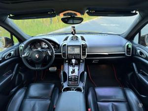 Black Porsche Cayenne 2014 in Kaunas, with an engine capacity of 4.13 L and mileage of 254 thousand km for 21900 €, photo 22 on AUTOMOTO.COM.LV