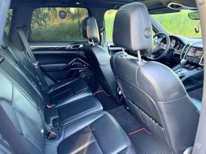 Black Porsche Cayenne 2014 in Kaunas, with an engine capacity of 4.13 L and mileage of 254 thousand km for 21900 €, photo 23 on AUTOMOTO.COM.LV