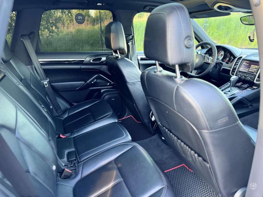 Black Porsche Cayenne 2014 in Kaunas, with an engine capacity of 4.13 L and mileage of 254 thousand km for 21900 €, photo 23 on AUTOMOTO.COM.LV