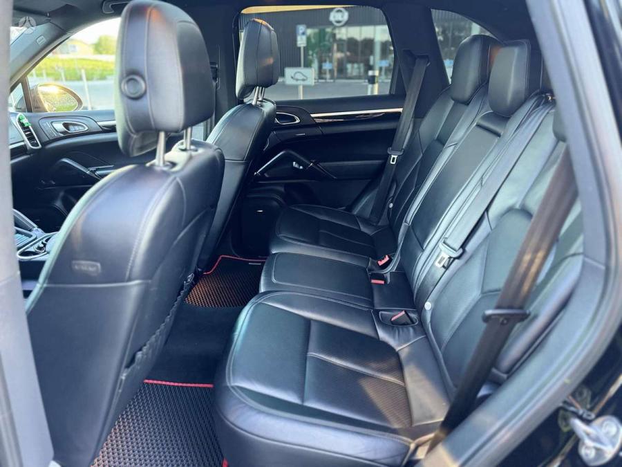 Black Porsche Cayenne 2014 in Kaunas, with an engine capacity of 4.13 L and mileage of 254 thousand km for 21900 €, photo 25 on AUTOMOTO.COM.LV