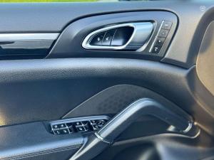 Black Porsche Cayenne 2014 in Kaunas, with an engine capacity of 4.13 L and mileage of 254 thousand km for 21900 €, photo 28 on AUTOMOTO.COM.LV