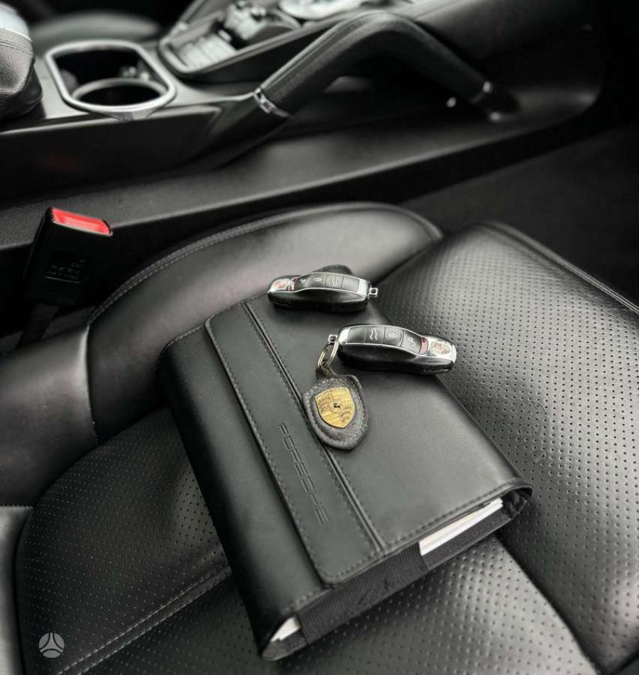 Black Porsche Cayenne 2014 in Kaunas, with an engine capacity of 4.13 L and mileage of 254 thousand km for 21900 €, photo 31 on AUTOMOTO.COM.LV