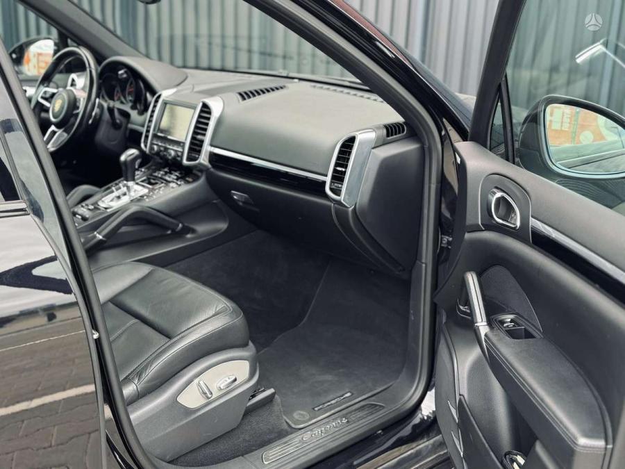 Melns Porsche Cayenne 2014 Kauņa, ar dzinēja tilpumu 3.00 L un nobraukumu 229 tūkst. km par 21900 €, foto 21 vietnē AUTOMOTO.COM.LV