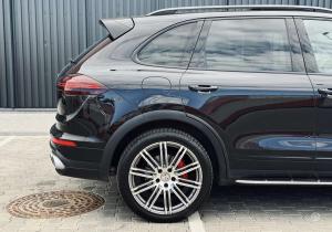 Melns Porsche Cayenne 2014 Kauņa, ar dzinēja tilpumu 3.00 L un nobraukumu 229 tūkst. km par 21900 €, foto 38 vietnē AUTOMOTO.COM.LV