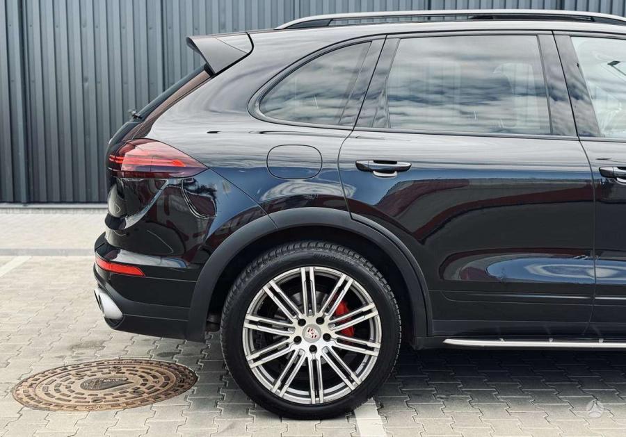 Melns Porsche Cayenne 2014 Kauņa, ar dzinēja tilpumu 3.00 L un nobraukumu 229 tūkst. km par 21900 €, foto 38 vietnē AUTOMOTO.COM.LV