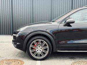 Melns Porsche Cayenne 2014 Kauņa, ar dzinēja tilpumu 3.00 L un nobraukumu 229 tūkst. km par 21900 €, foto 39 vietnē AUTOMOTO.COM.LV