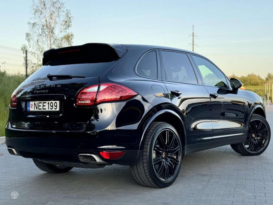Black Porsche Cayenne 2014 in Kaunas, with an engine capacity of 4.13 L and mileage of 254 thousand km for 21900 €, photo 12 on AUTOMOTO.COM.LV