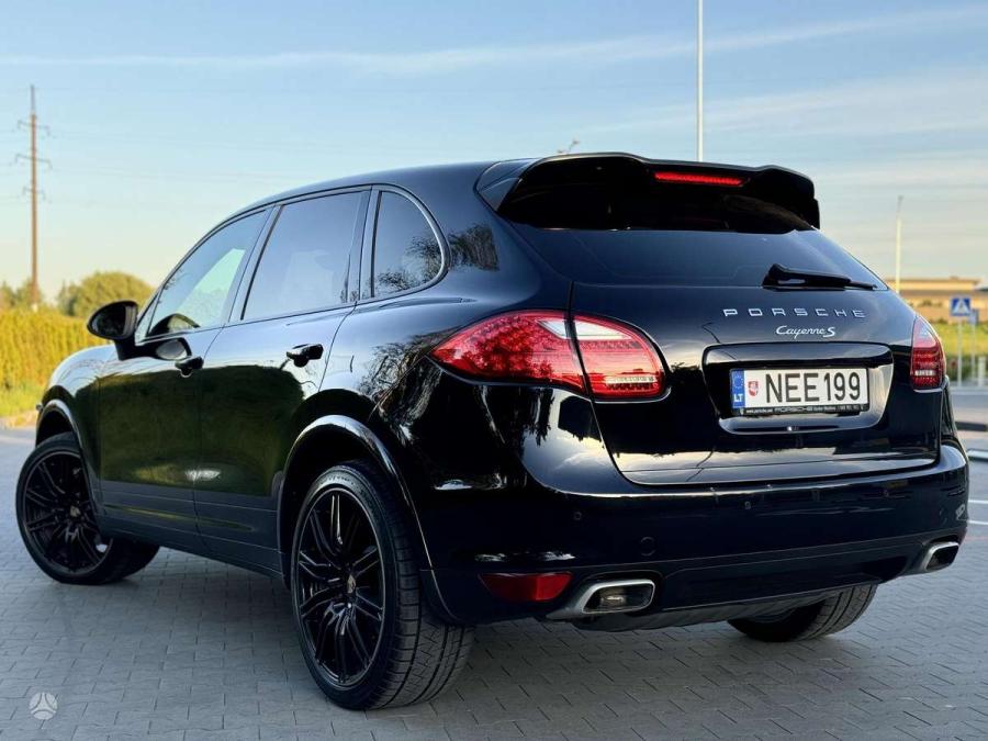 Black Porsche Cayenne 2014 in Kaunas, with an engine capacity of 4.13 L and mileage of 254 thousand km for 21900 €, photo 13 on AUTOMOTO.COM.LV