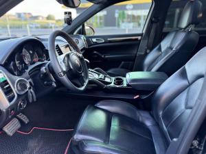 Black Porsche Cayenne 2014 in Kaunas, with an engine capacity of 4.13 L and mileage of 254 thousand km for 21900 €, photo 16 on AUTOMOTO.COM.LV
