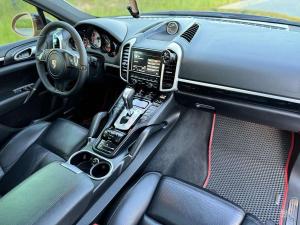 Black Porsche Cayenne 2014 in Kaunas, with an engine capacity of 4.13 L and mileage of 254 thousand km for 21900 €, photo 18 on AUTOMOTO.COM.LV