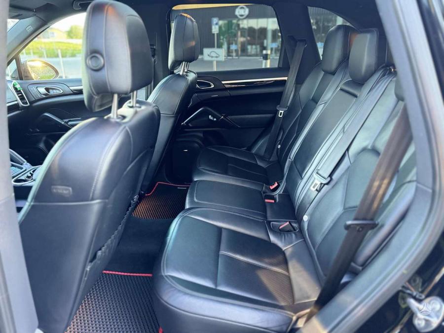 Black Porsche Cayenne 2014 in Kaunas, with an engine capacity of 4.13 L and mileage of 254 thousand km for 21900 €, photo 22 on AUTOMOTO.COM.LV