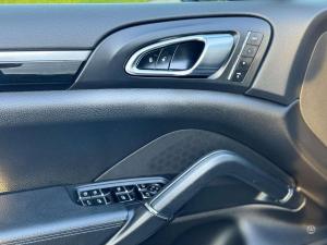 Black Porsche Cayenne 2014 in Kaunas, with an engine capacity of 4.13 L and mileage of 254 thousand km for 21900 €, photo 26 on AUTOMOTO.COM.LV