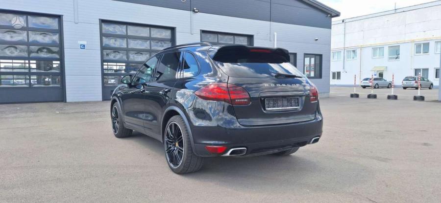 Melns Porsche Cayenne 2014 Panevēža, ar dzinēja tilpumu 4.13 L un nobraukumu 317 tūkst. km par 15700 €, foto 6 vietnē AUTOMOTO.COM.LV