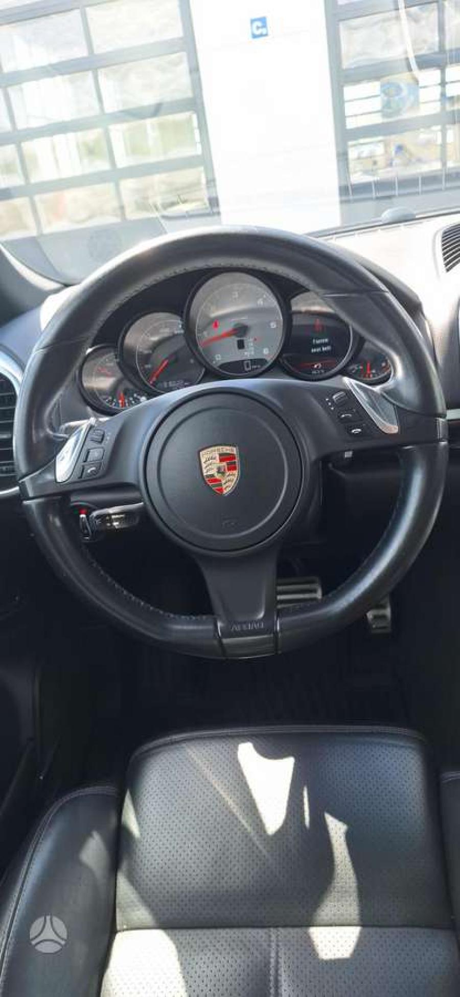 Melns Porsche Cayenne 2014 Panevēža, ar dzinēja tilpumu 4.13 L un nobraukumu 317 tūkst. km par 15700 €, foto 13 vietnē AUTOMOTO.COM.LV