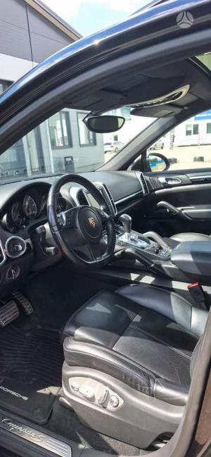 Melns Porsche Cayenne 2014 Panevēža, ar dzinēja tilpumu 4.13 L un nobraukumu 317 tūkst. km par 15700 €, foto 16 vietnē AUTOMOTO.COM.LV