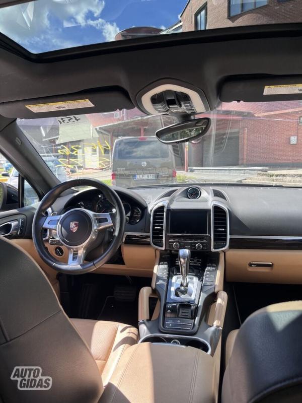 Black Porsche Cayenne 2014 in Vilnius, with an engine capacity of 3.60 L and mileage of 228 thousand km for 8750 €, photo 10 on AUTOMOTO.COM.LV