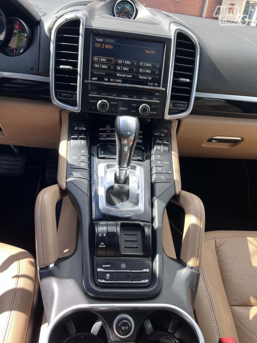 Black Porsche Cayenne 2014 in Vilnius, with an engine capacity of 3.60 L and mileage of 228 thousand km for 8750 €, photo 12 on AUTOMOTO.COM.LV