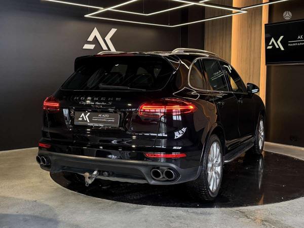 Black Porsche Cayenne 2015 in Kaunas, with an engine capacity of 4.81 L and mileage of 210 thousand km for 32990 €, photo 11 on AUTOMOTO.COM.LV