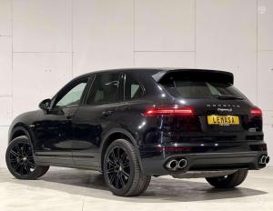 Melns Porsche Cayenne 2015 Klaipėda, ar dzinēja tilpumu 3.00 L un nobraukumu 250 tūkst. km par 24500 €, foto 33 vietnē AUTOMOTO.COM.LV