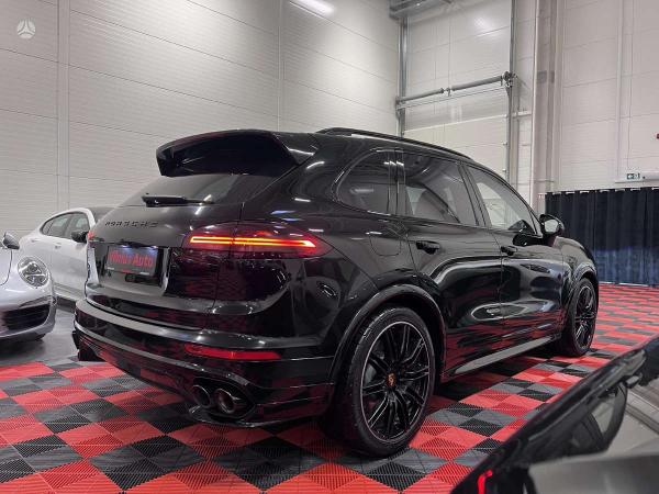 Black Porsche Cayenne 2015 in Vilnius, with an engine capacity of 3.60 L and mileage of 277 thousand km for 28990 €, photo 4 on AUTOMOTO.COM.LV