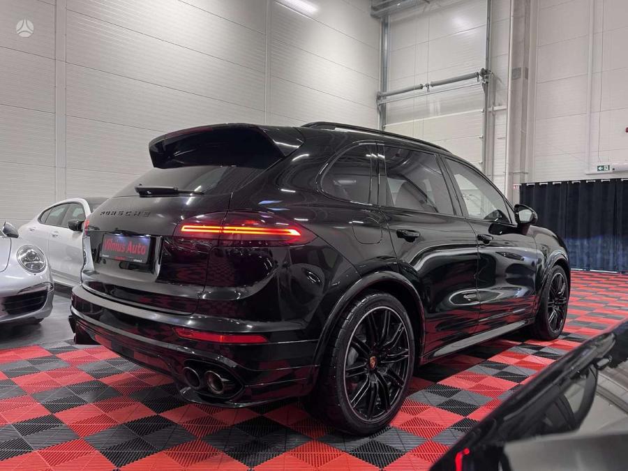 Melns Porsche Cayenne 2015 Viļņa, ar dzinēja tilpumu 3.60 L un nobraukumu 277 tūkst. km par 28990 €, foto 4 vietnē AUTOMOTO.COM.LV