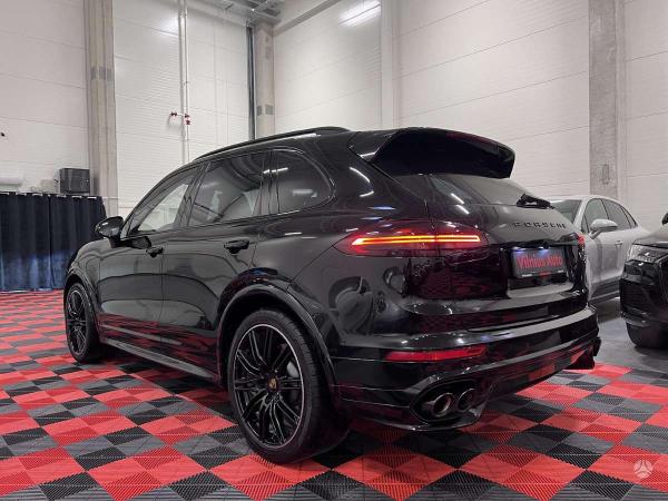 Black Porsche Cayenne 2015 in Vilnius, with an engine capacity of 3.60 L and mileage of 277 thousand km for 28990 €, photo 6 on AUTOMOTO.COM.LV