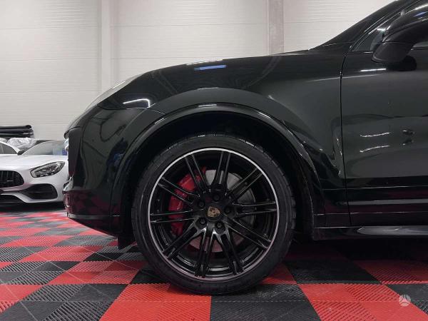 Black Porsche Cayenne 2015 in Vilnius, with an engine capacity of 3.60 L and mileage of 277 thousand km for 28990 €, photo 10 on AUTOMOTO.COM.LV