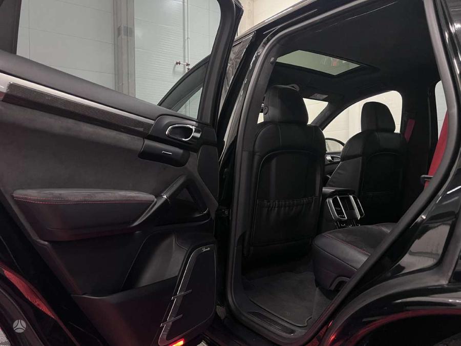 Melns Porsche Cayenne 2015 Viļņa, ar dzinēja tilpumu 3.60 L un nobraukumu 277 tūkst. km par 28990 €, foto 31 vietnē AUTOMOTO.COM.LV