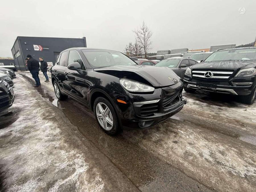 Black Porsche Cayenne 2015 in Vilnius, with an engine capacity of 3.60 L and mileage of 177 thousand km for 13900 €, photo 1 on AUTOMOTO.COM.LV